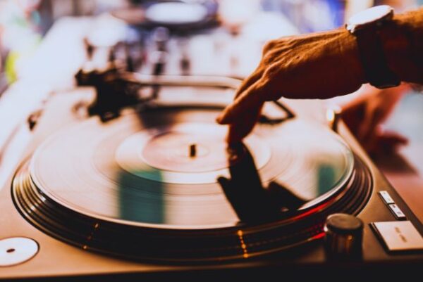 Direct Drive vs Belt Drive Turntable: Determining the best one