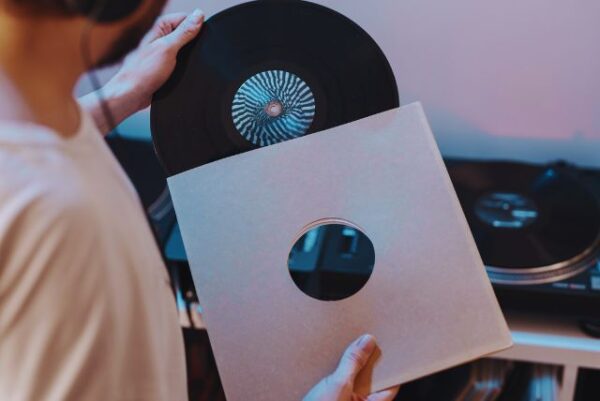 How to play vinyl records with ease?