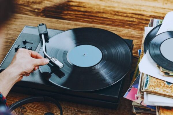 How to play vinyl records with ease?