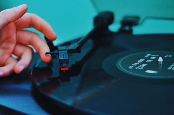 From Setup to Spin: How to use a vinyl record player?