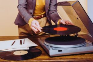 From Setup to Spin: How to use a vinyl record player?