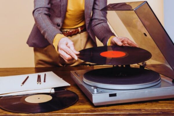 From Setup to Spin: How to use a vinyl record player?