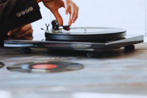 From Setup to Spin: How to use a vinyl record player?