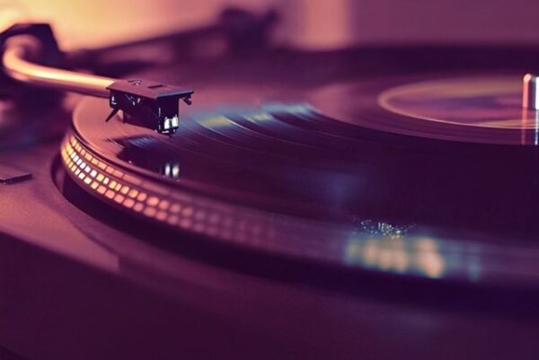 Direct Drive vs Belt Drive Turntable: Determining the best one